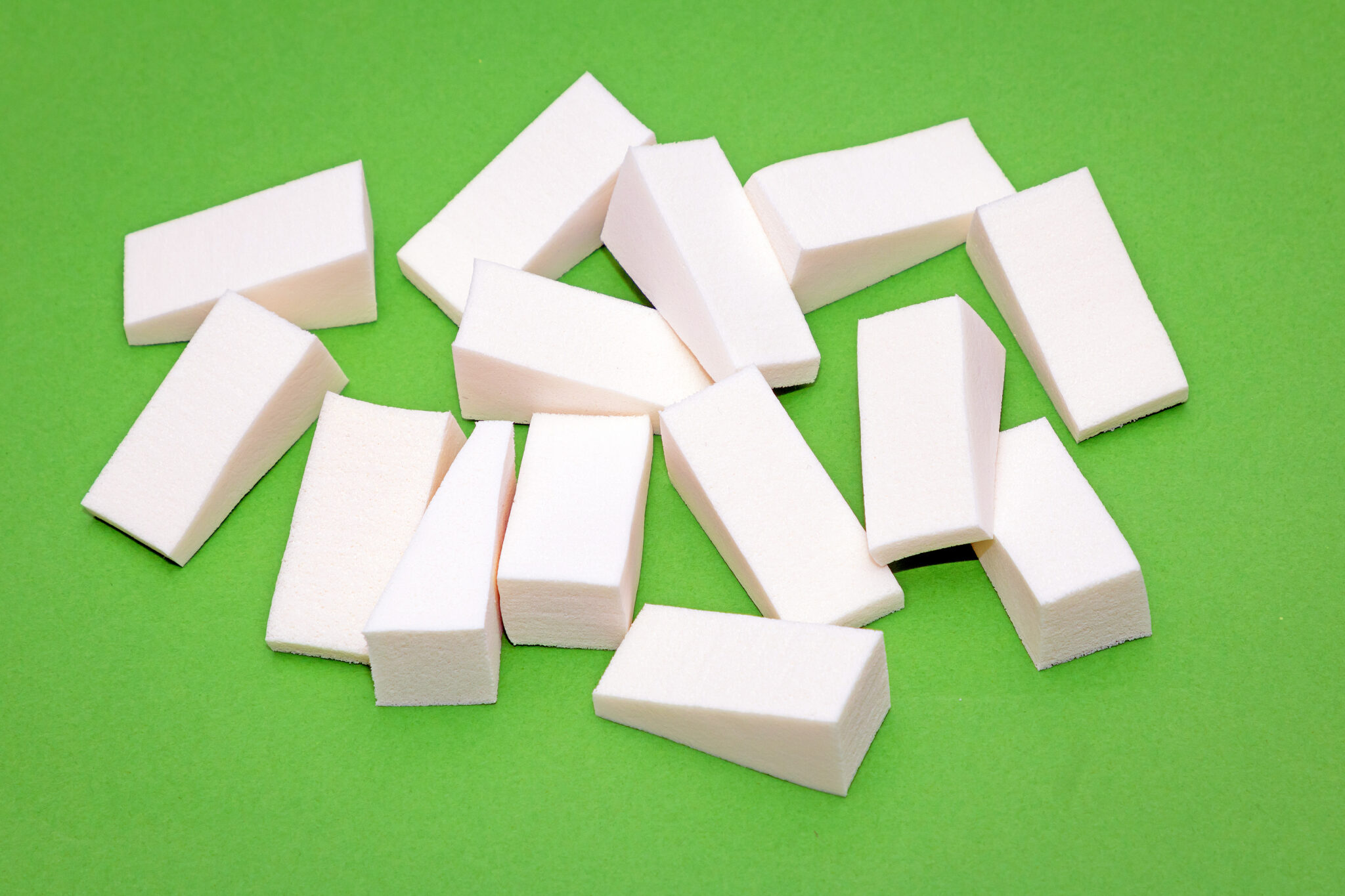 6 Beauty Tools For Your Minimal Makeup Style - The Beauty Maestra